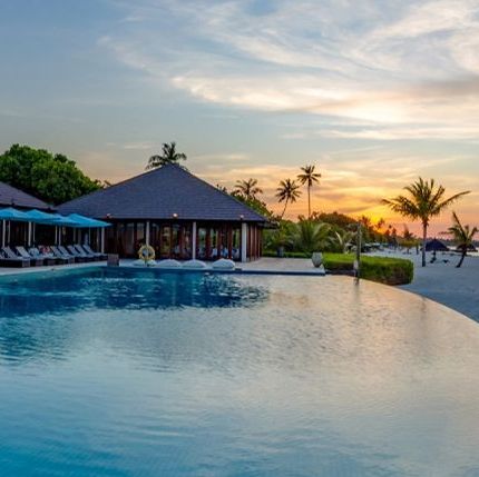 Beachside Restaurant Maldives | Sunset Pool Bar